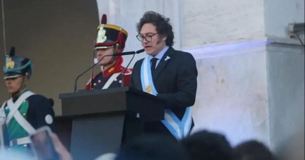 Milei encabezó el acto por el Día de la Bandera y anticipó que se ...